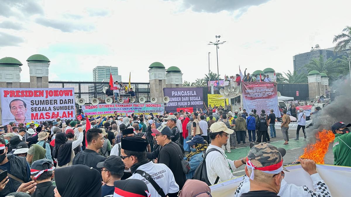 Sederet Artis yang Ikut Demo Kawal Putusan MK di Gedung DPR/MPR RI, Ada ... Sederet Artis yang Ikut Demo Kawal Putusan MK di Gedung DPR/MPR RI, Ada ...