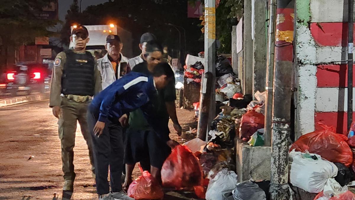 DLHK Depok Tangkap Tangan Sejumlah Warga Membuang Sampah Sembarangan ... DLHK Depok Tangkap Tangan Sejumlah Warga Membuang Sampah Sembarangan ...